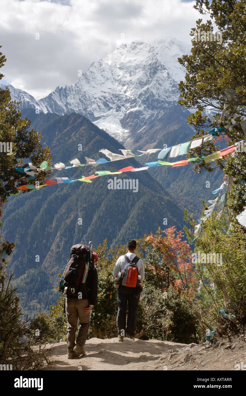 Trekkers, mountains, and prayer flags, Yubeng, Yunnan, China Stock ...