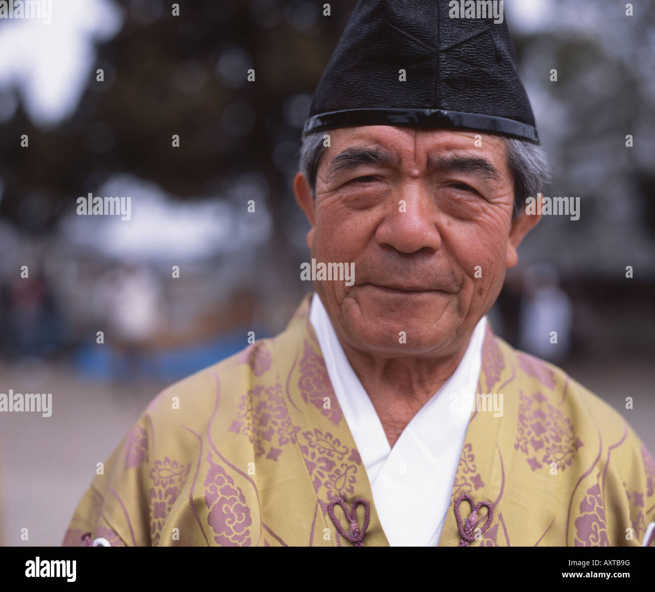Japanese shinto priest hi-res stock photography and images - Alamy