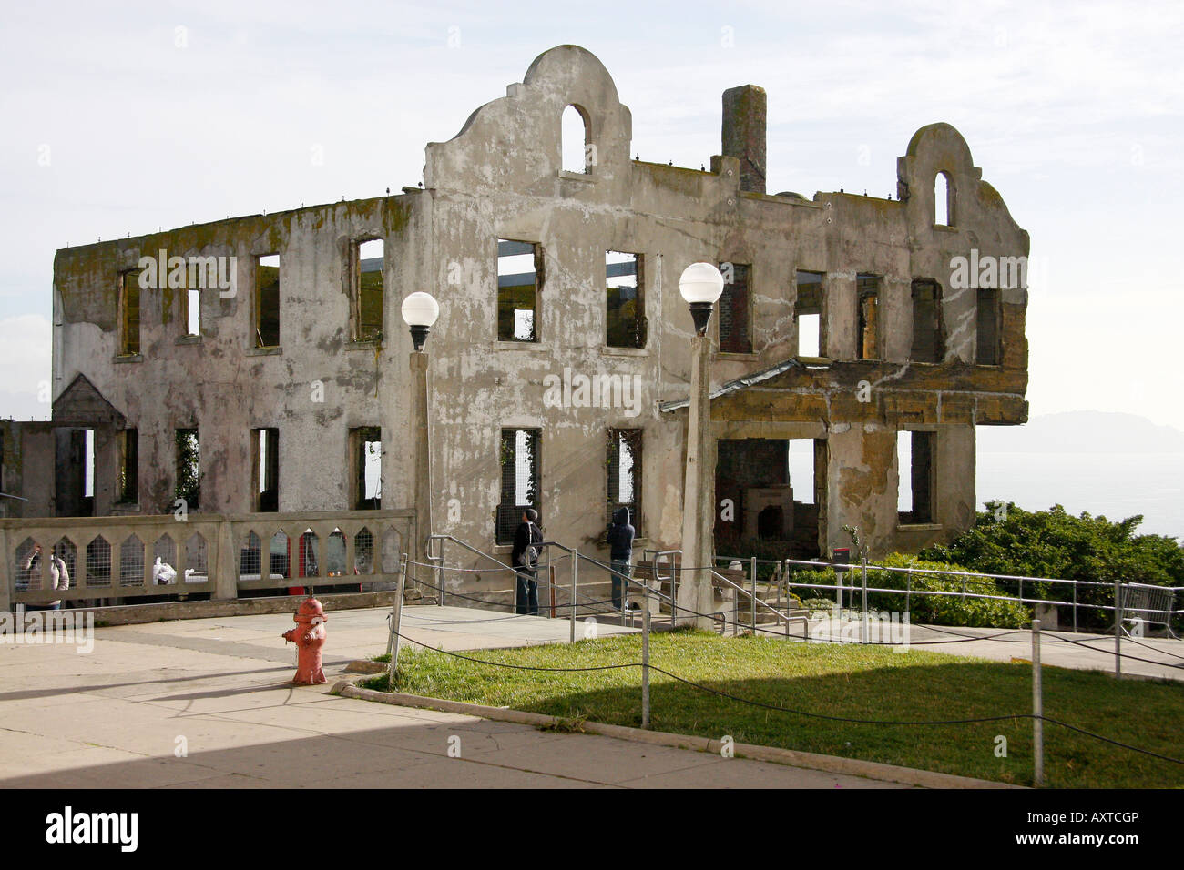Remains of the wardens house on Alcatraz island Stock Photo - Alamy