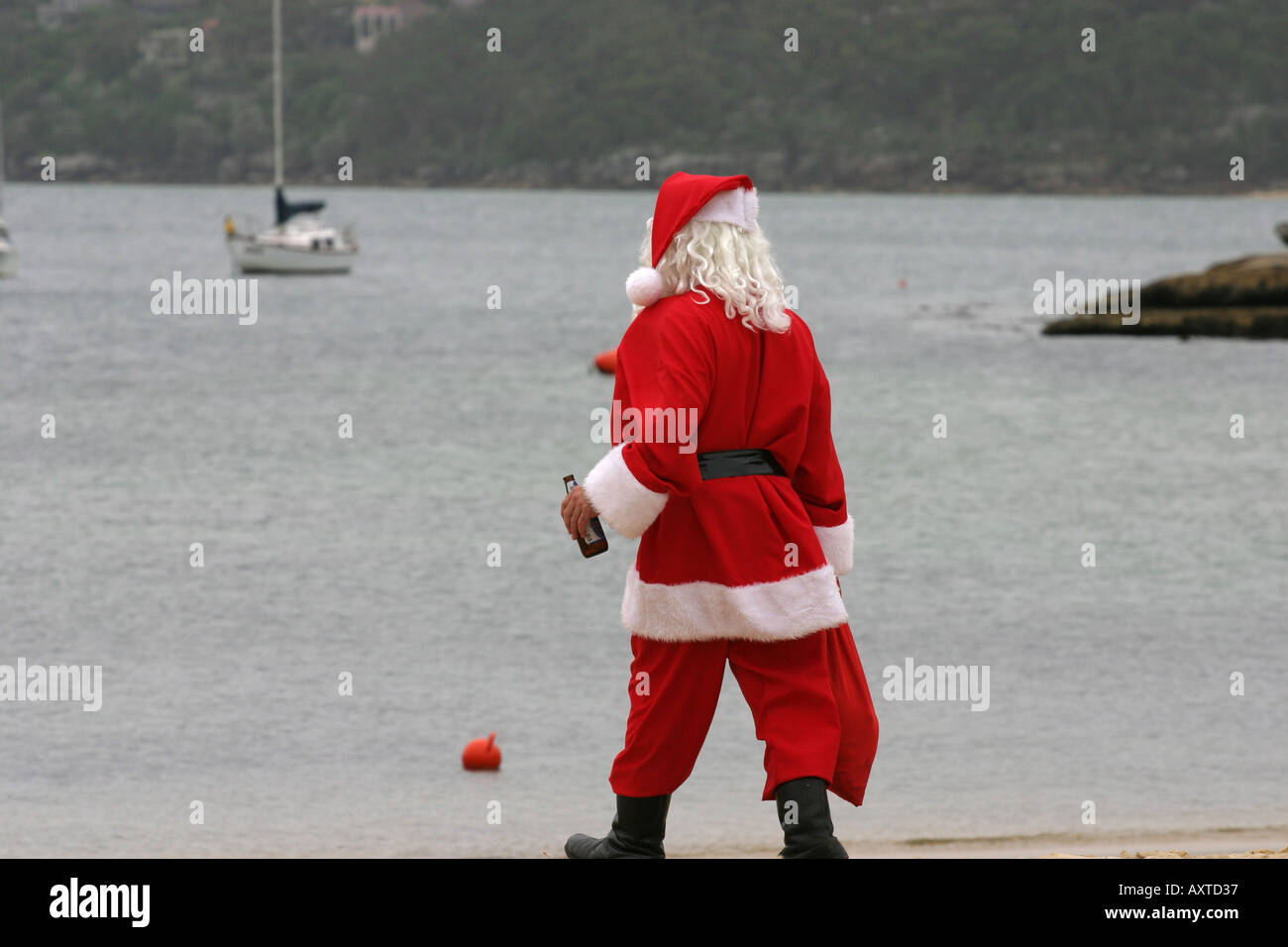 Australian Santa Claus holding beer Stock Photo - Alamy