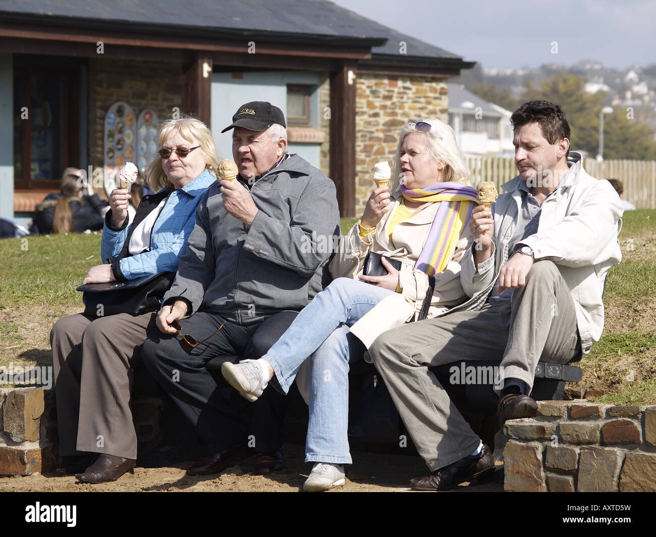 People eat ice creams hi-res stock photography and images - Alamy