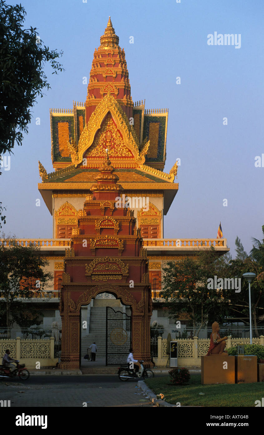 Phnom Penh the Wat Ounalom temple Stock Photo - Alamy