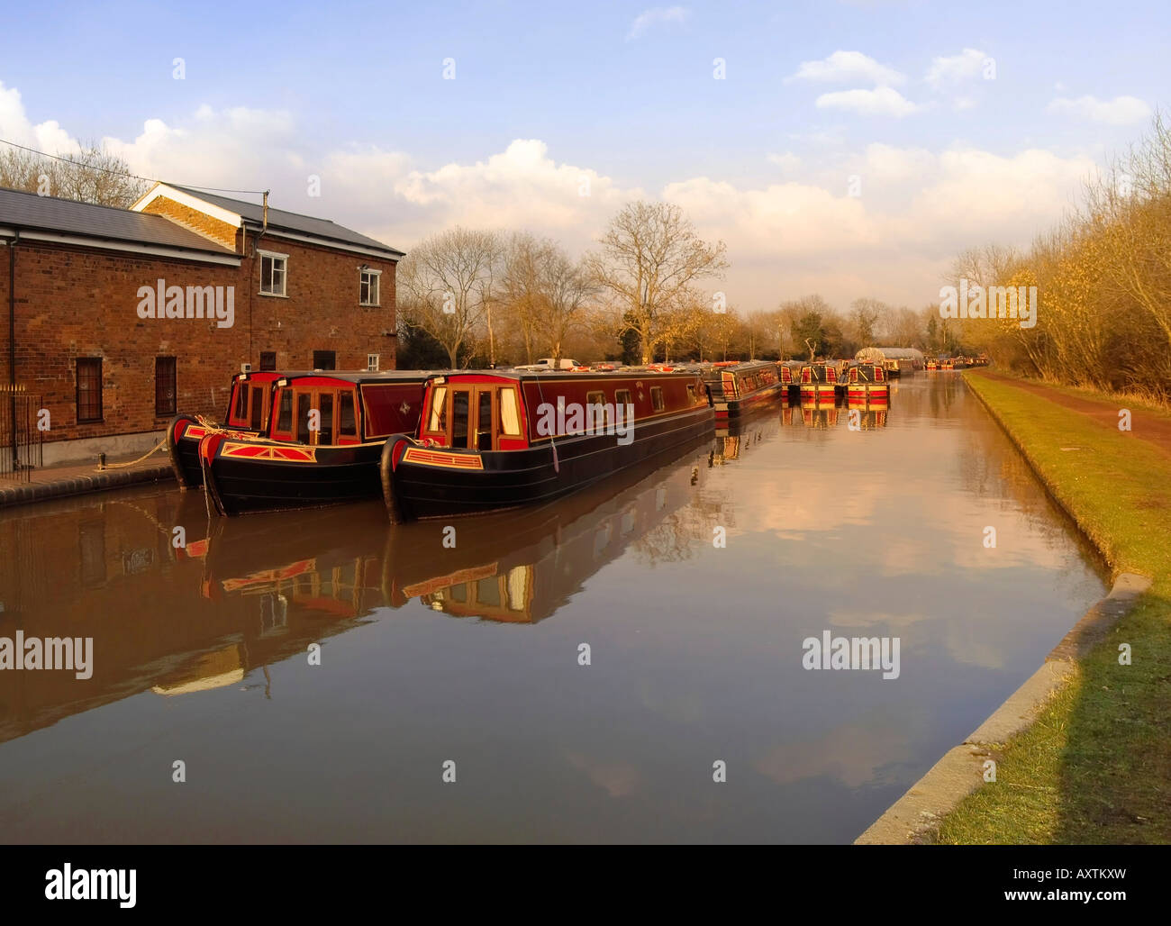 Boat boats towpath barge hi-res stock photography and images - Alamy