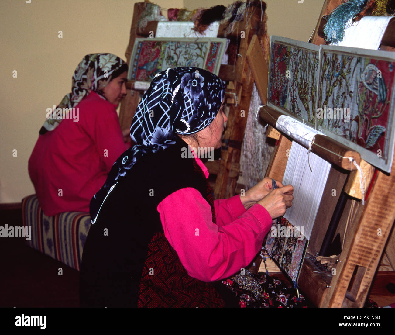 Lady weaver hi-res stock photography and images - Alamy