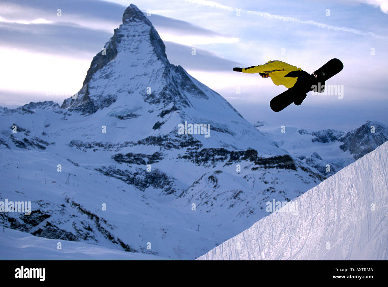 Side profile of a man snowboarding Stock Photo - Alamy