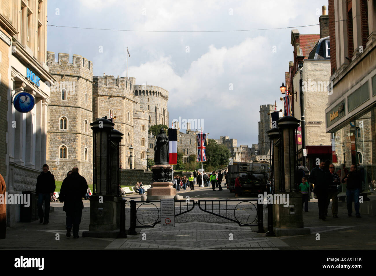 windsor castle town centre tourists Royal Borough of Windsor and ...