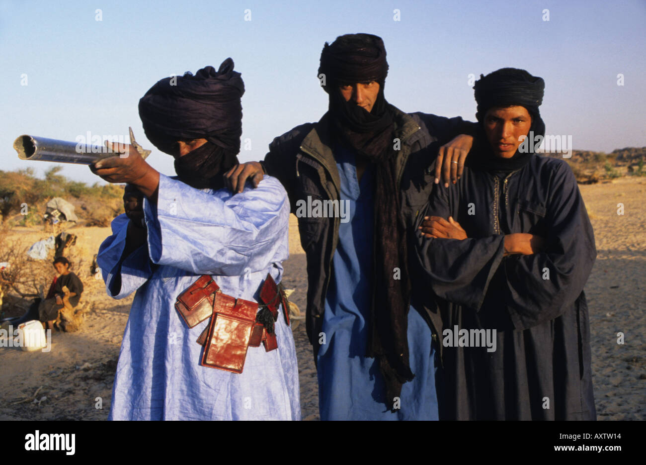 Tuareg nomads with home-made gun in desert camp, Anhar, Northern Mali ...