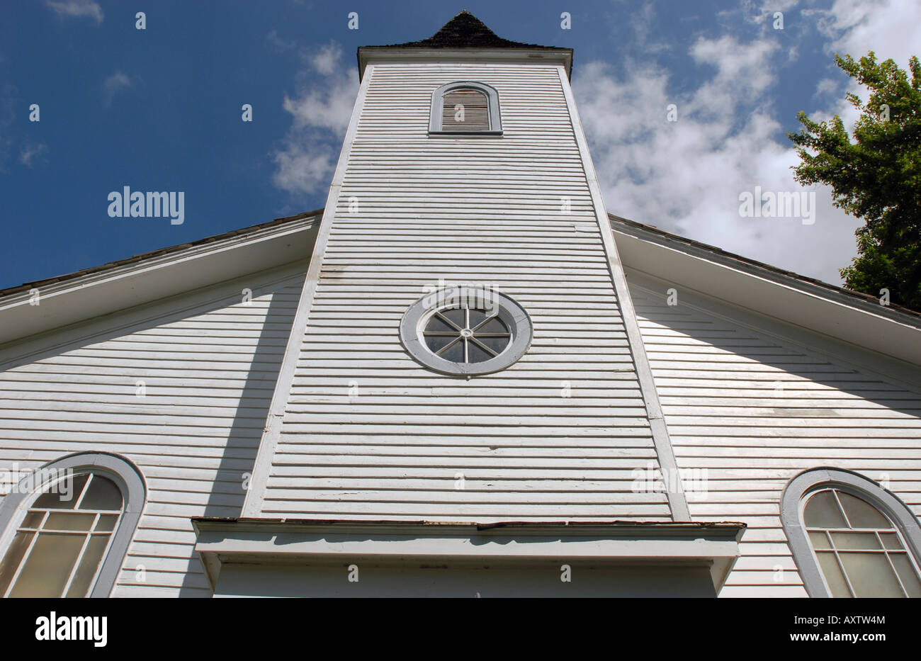 The front of a white clapboard church in the midwestern United States ...