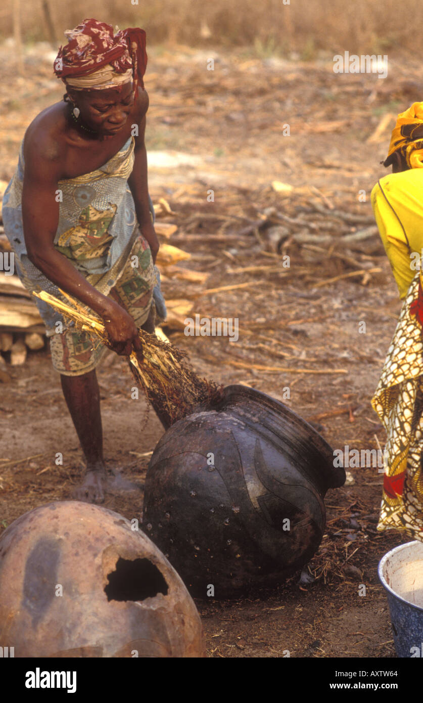 Pot woman nigeria hi-res stock photography and images - Alamy