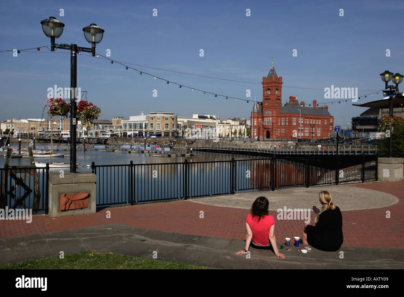 Women drinking coffee and water at sunny hi-res stock photography and ...