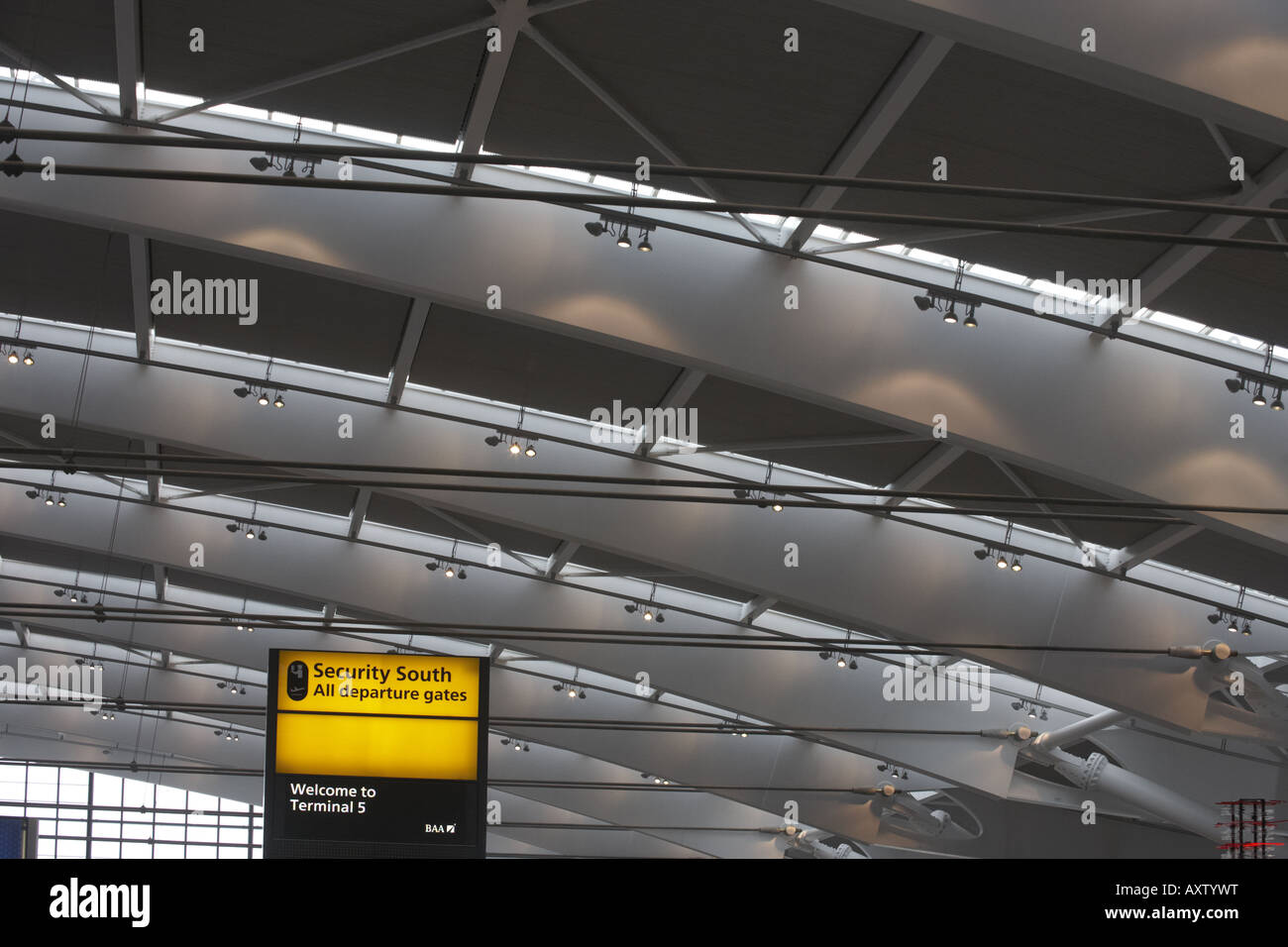 Heathrow terminal 5 construction hi-res stock photography and images ...