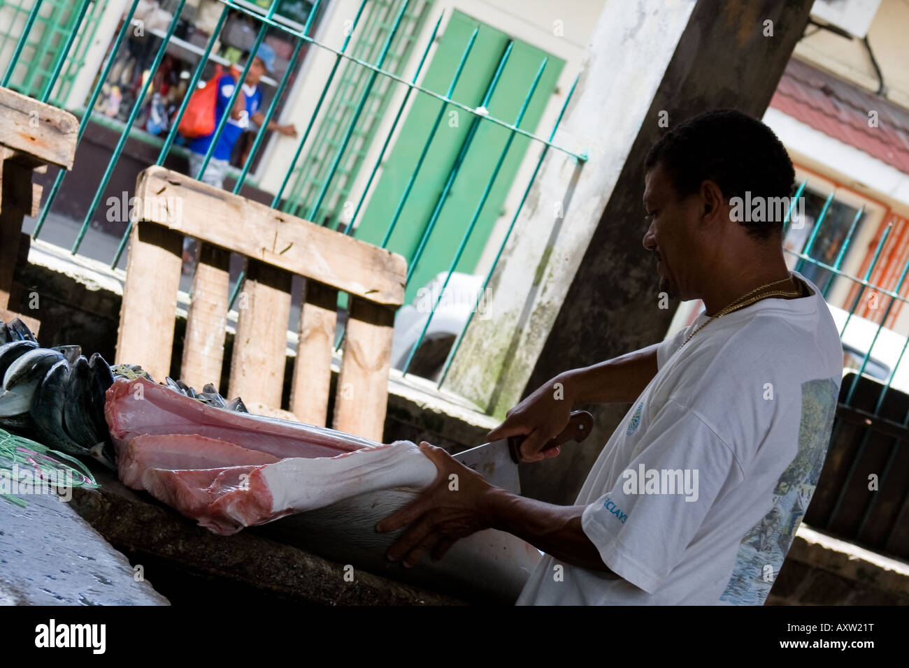 Fishmonger cutting fish - Victoria market, Seychelles Stock Photo - Alamy