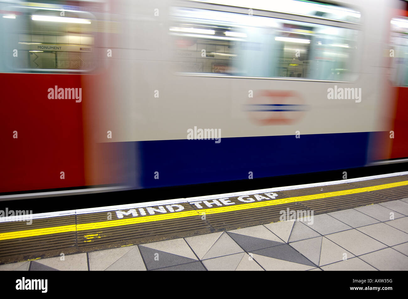Mind the gap floor hi-res stock photography and images - Alamy
