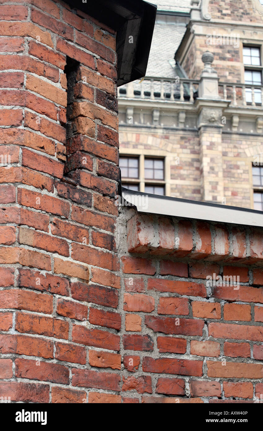 Cracks in brick facade hi-res stock photography and images - Alamy