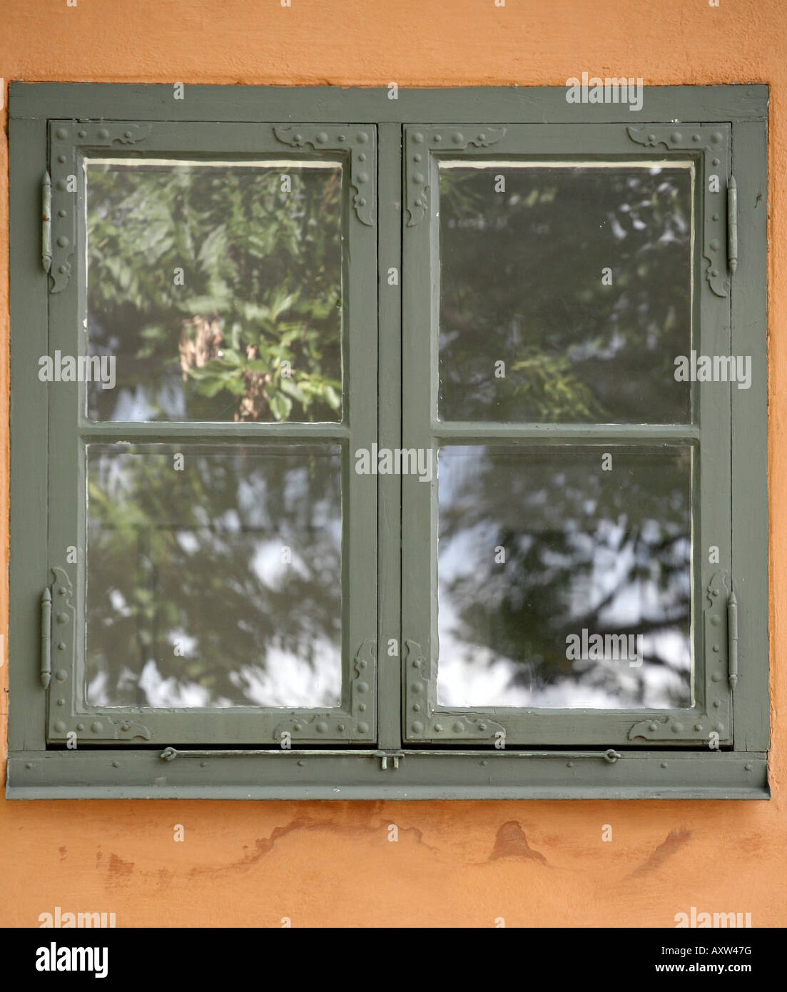 Four pane window wood frame hi-res stock photography and images - Alamy