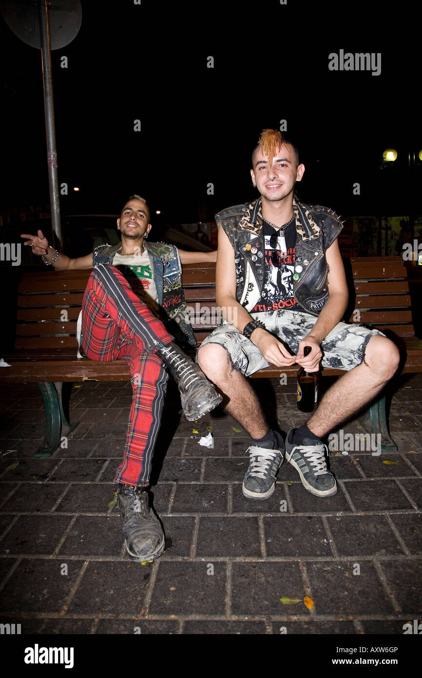 Lads drinking beers hi-res stock photography and images - Alamy