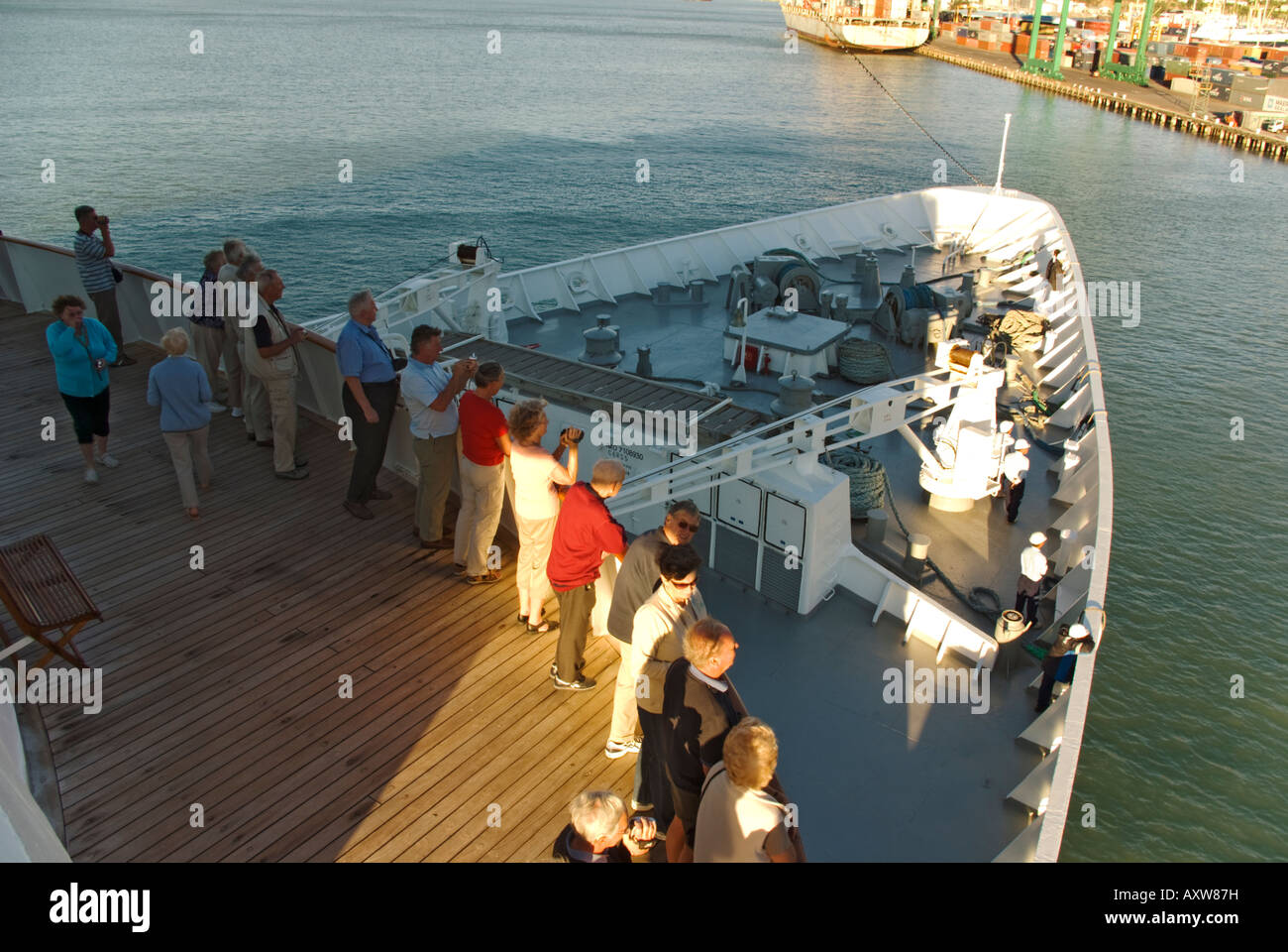 Passengers cruise ship approach dock hi-res stock photography and ...