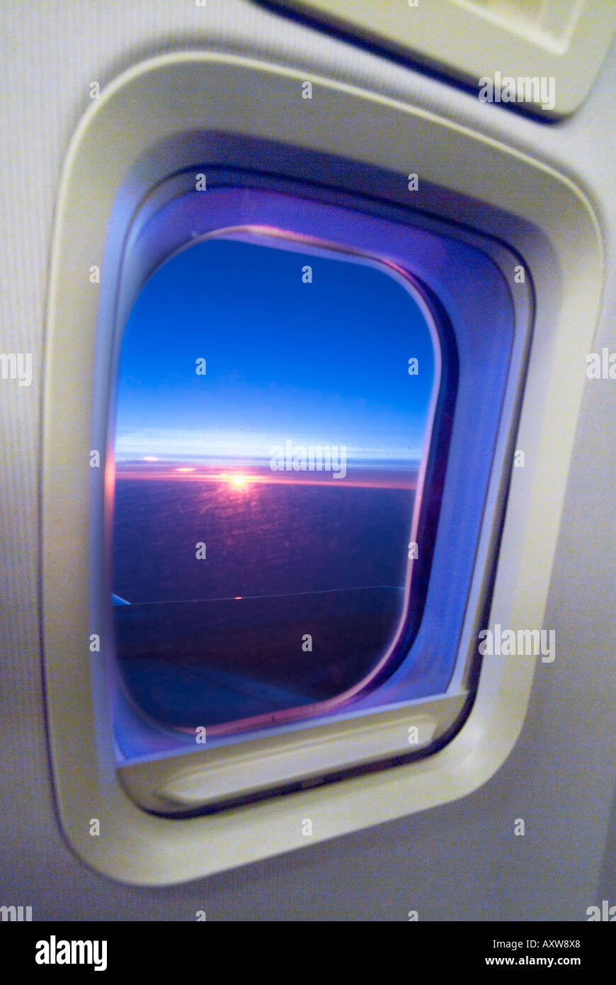 Plane flying into sunset hi-res stock photography and images - Alamy