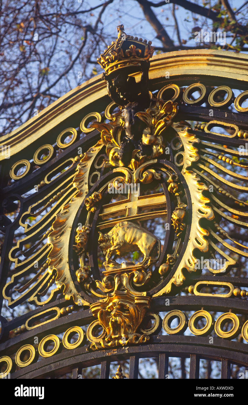 Canada gates buckingham palace hi-res stock photography and images - Alamy