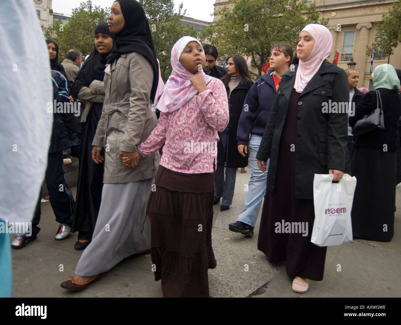 British muslim women hi-res stock photography and images - Alamy