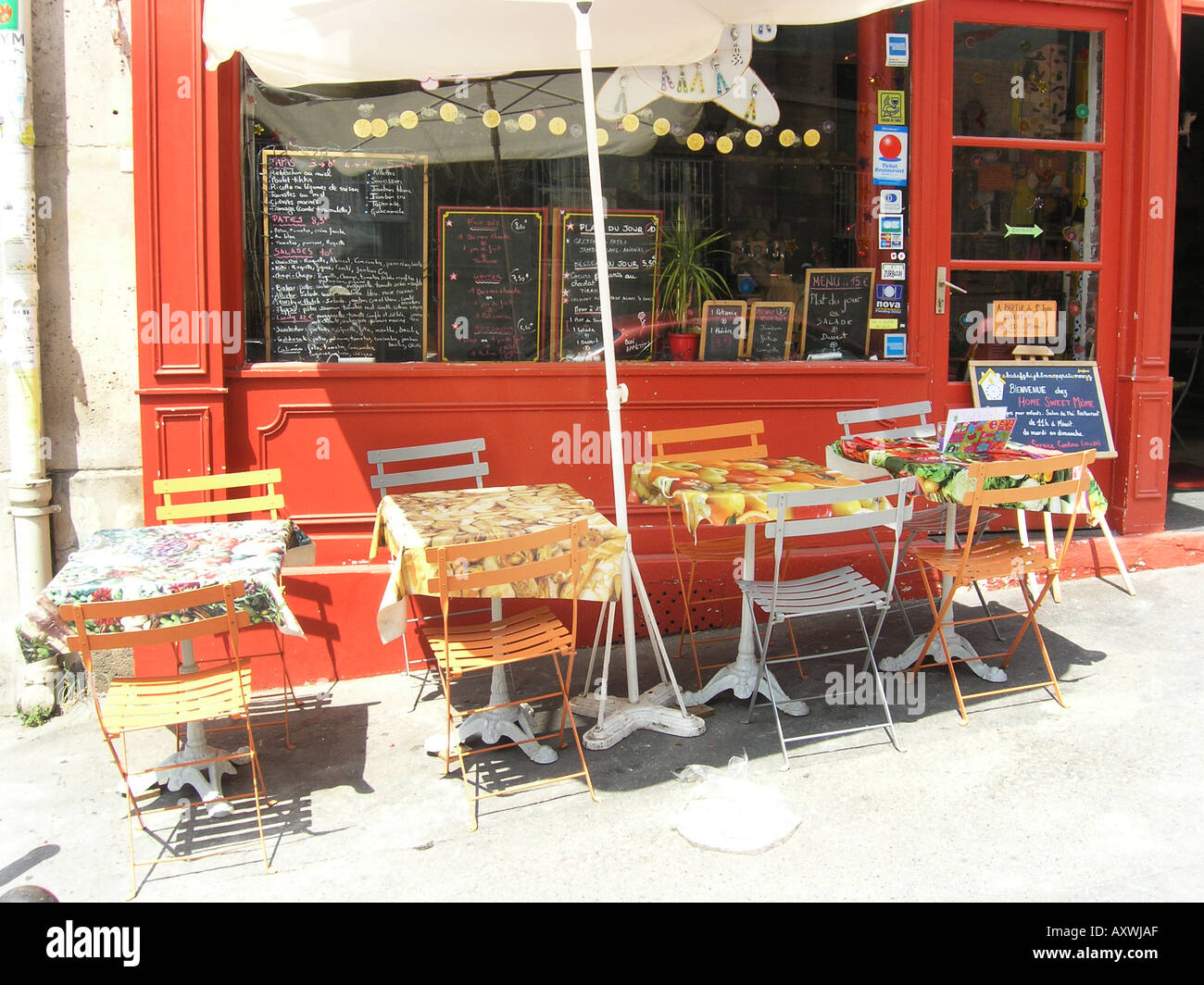 empty terrace of roadside cafe Montmartre Paris France Stock Photo - Alamy