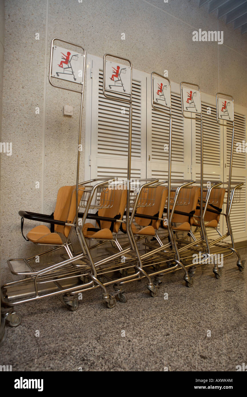 Parents baby at airport hi-res stock photography and images - Alamy
