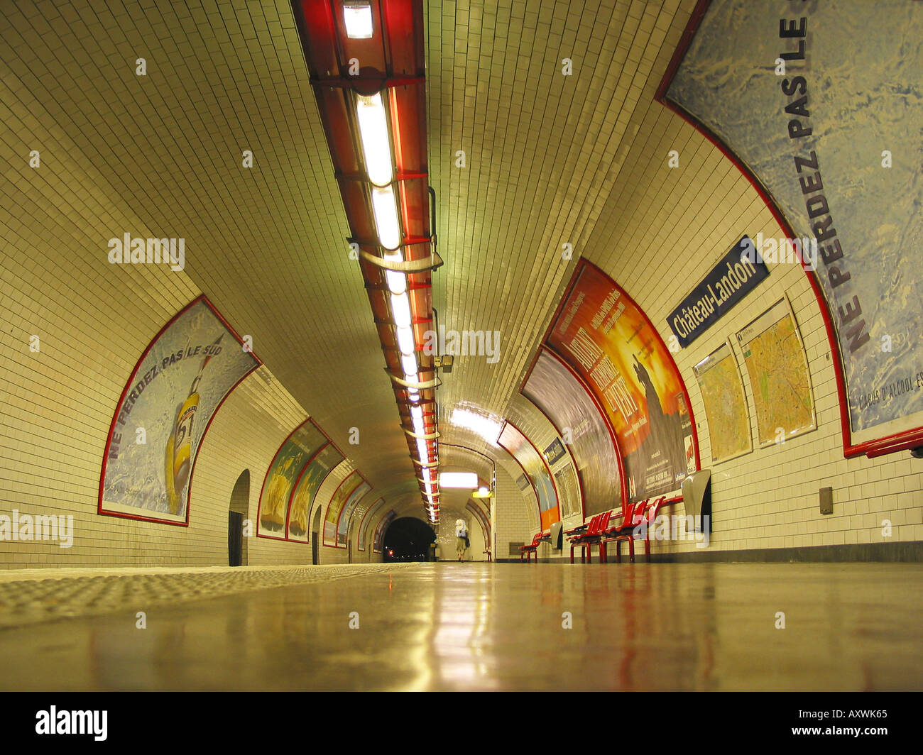 platform in empty tube station Paris France Stock Photo - Alamy
