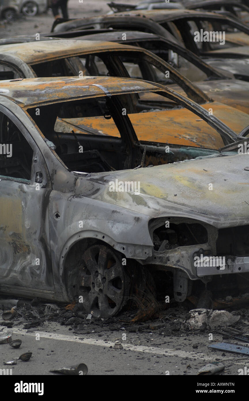 line of burned out cars next to a burned out building Stock Photo - Alamy