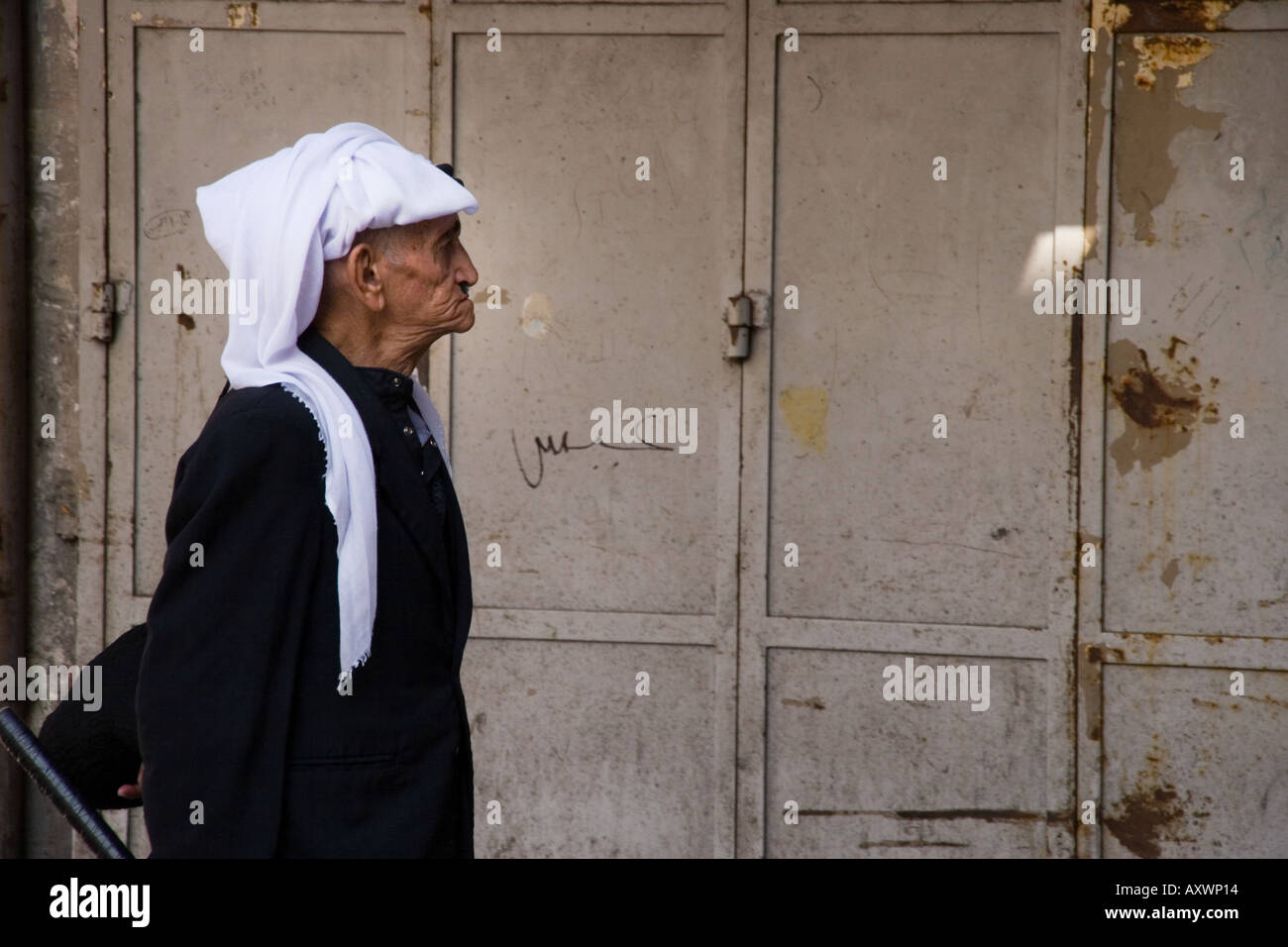 Arab Man in Traditional Kafiah Head Cover Stock Photo - Alamy