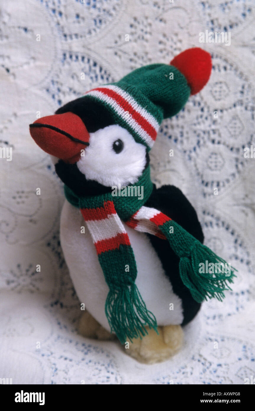 Penguin wearing christmas hat hi-res stock photography and images - Alamy