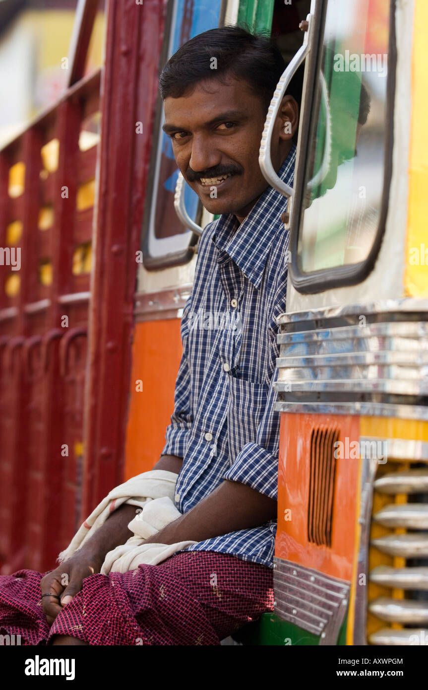 India truck wait hi-res stock photography and images - Alamy