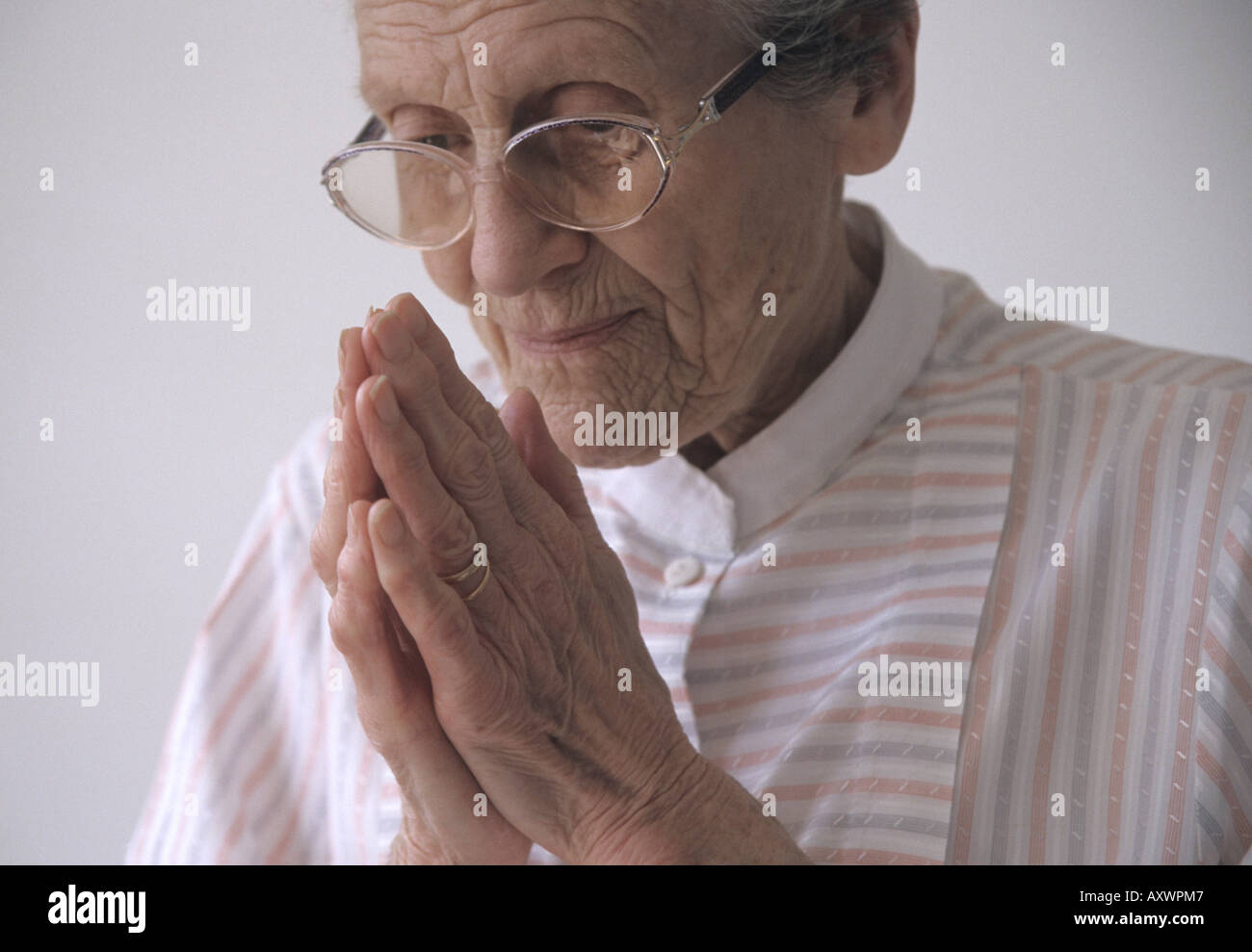 elderly woman praying Stock Photo - Alamy