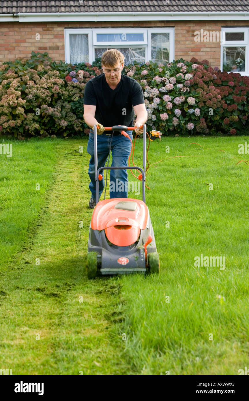 Man mowing a lawn hi-res stock photography and images - Alamy