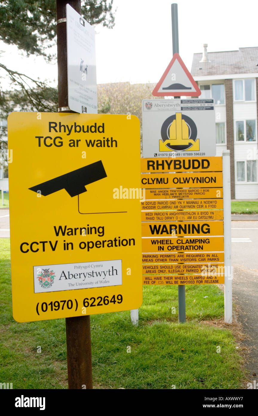 Bilingual welsh and english warning signs hi-res stock photography and ...