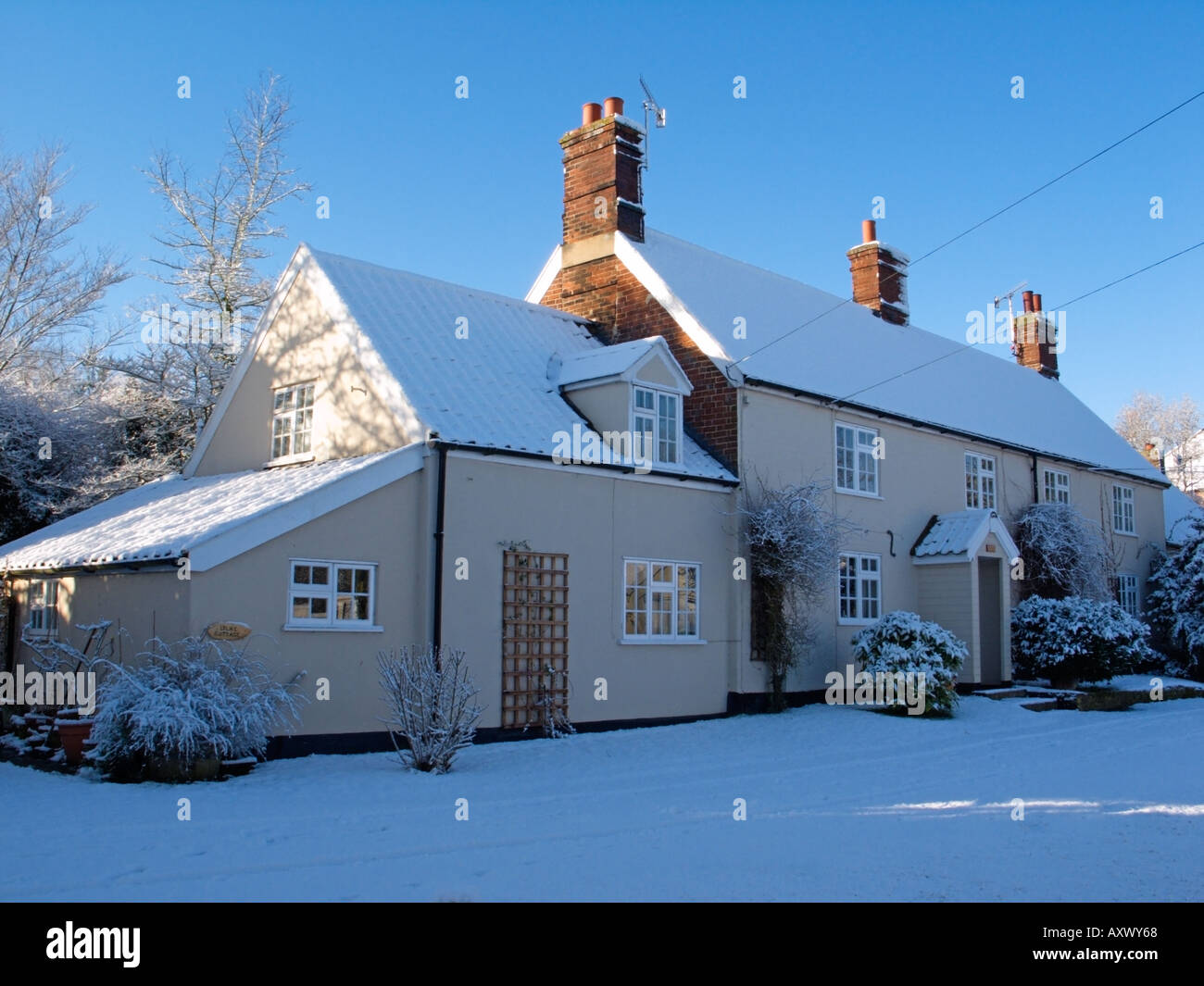 Typical English Country Winter Cottage Scene, Tunstall Village, Suffolk ...