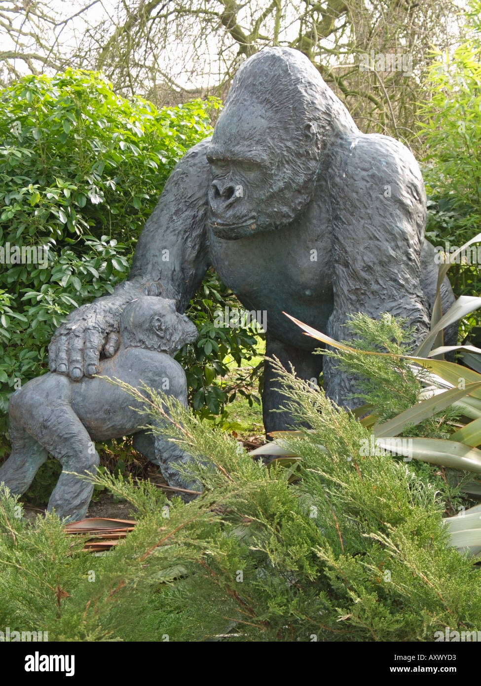 Animal statue at zoo hi-res stock photography and images - Alamy