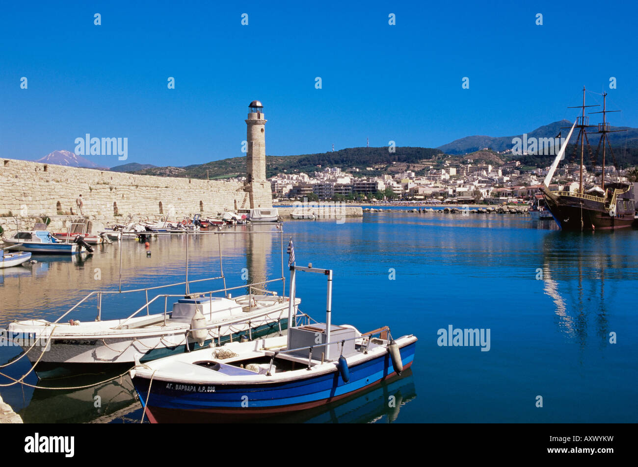 The old Venetian harbour, Rethymno, island of Crete, Greek Islands ...