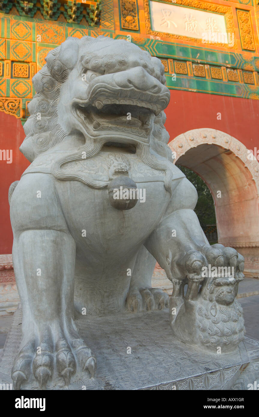 Statue and gate, Beihai Park, Beijing, China, Asia Stock Photo - Alamy