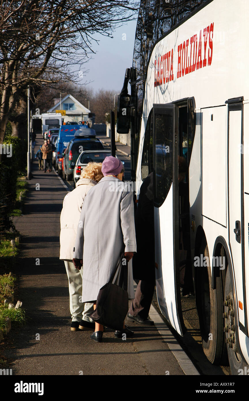 Ladies coach tour britain hi-res stock photography and images - Alamy