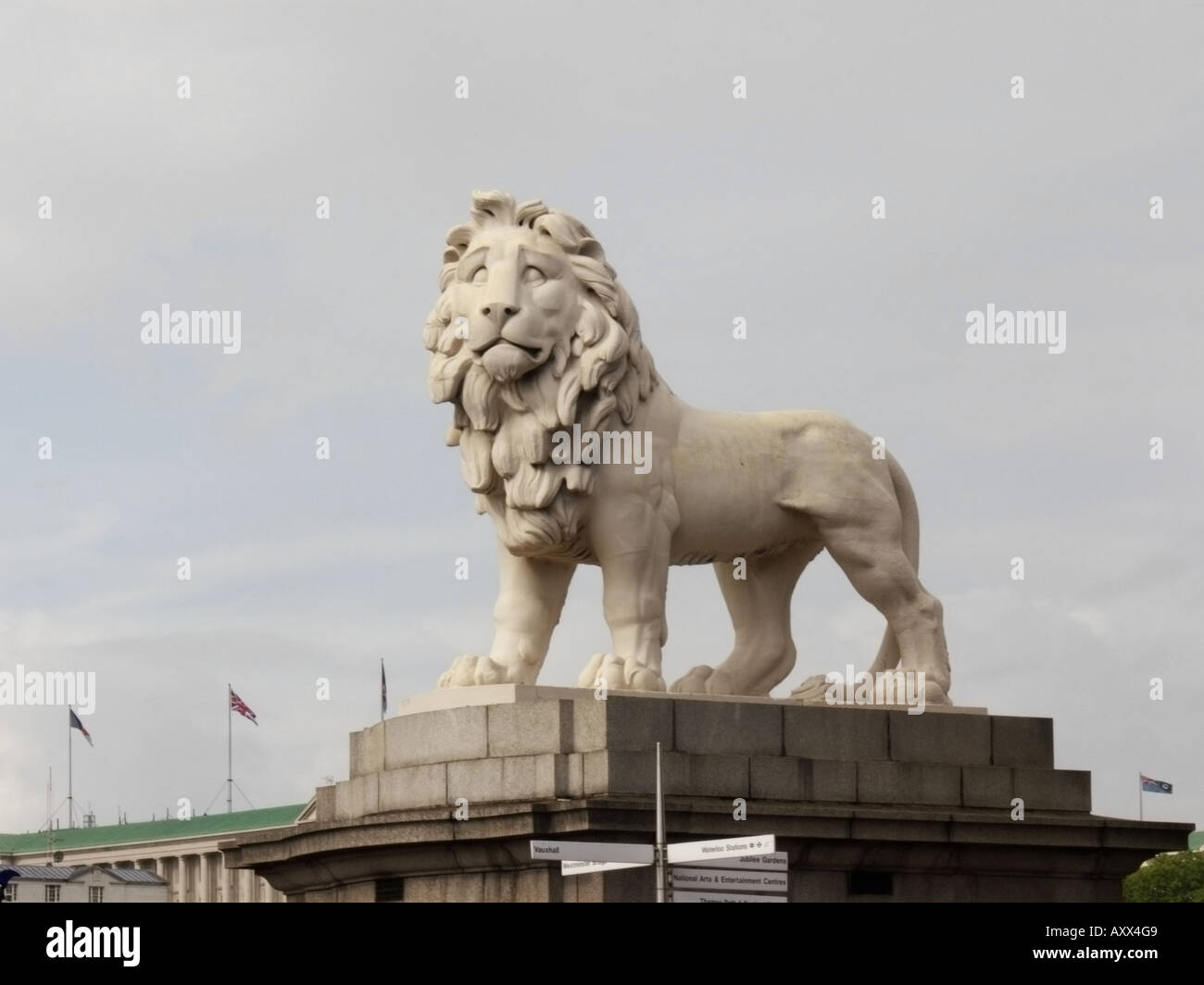 Lion statue london hi-res stock photography and images - Alamy
