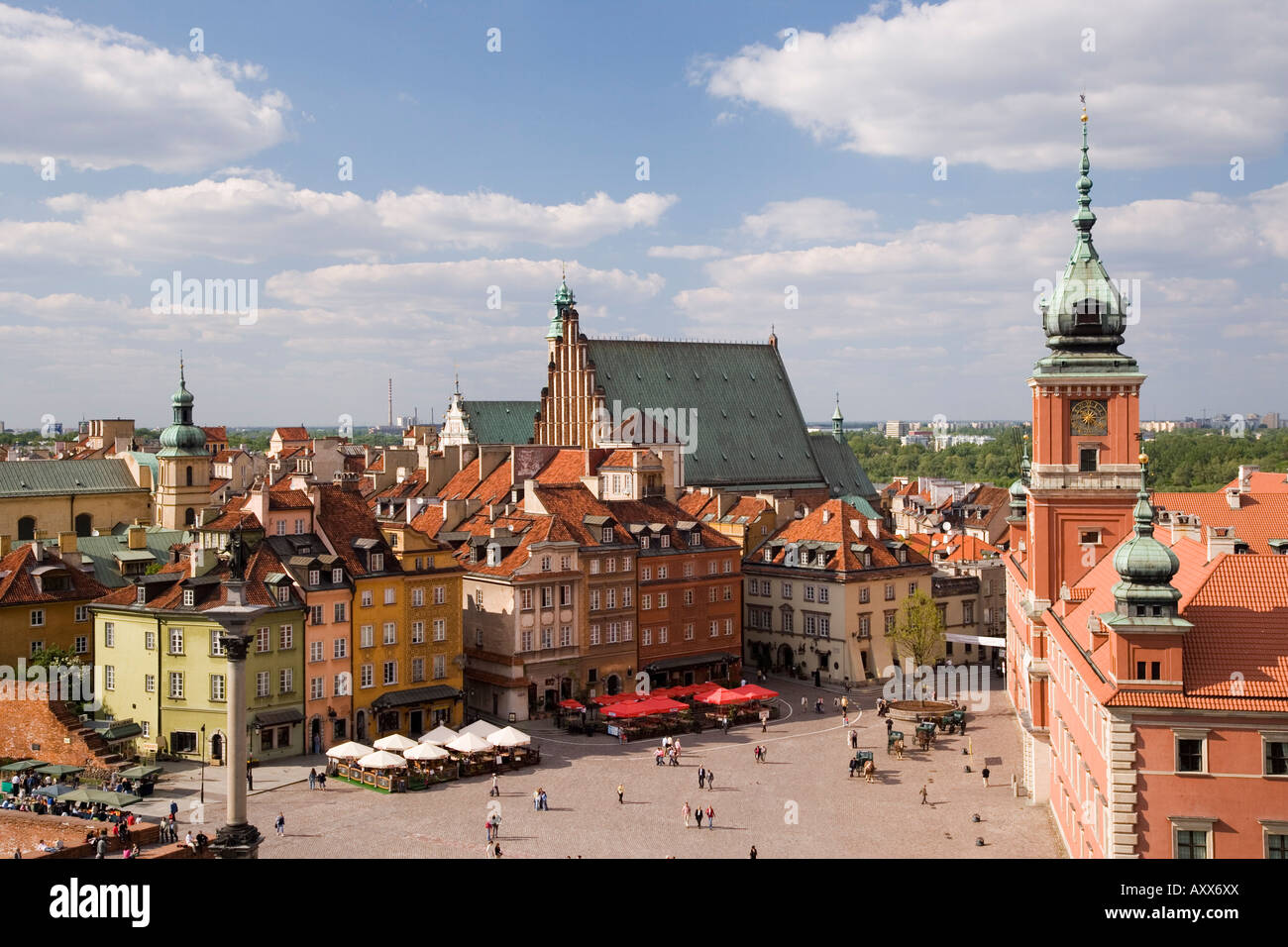 Elevated view over the Royal Castle and Castle Square (Plac Zamkowy ...