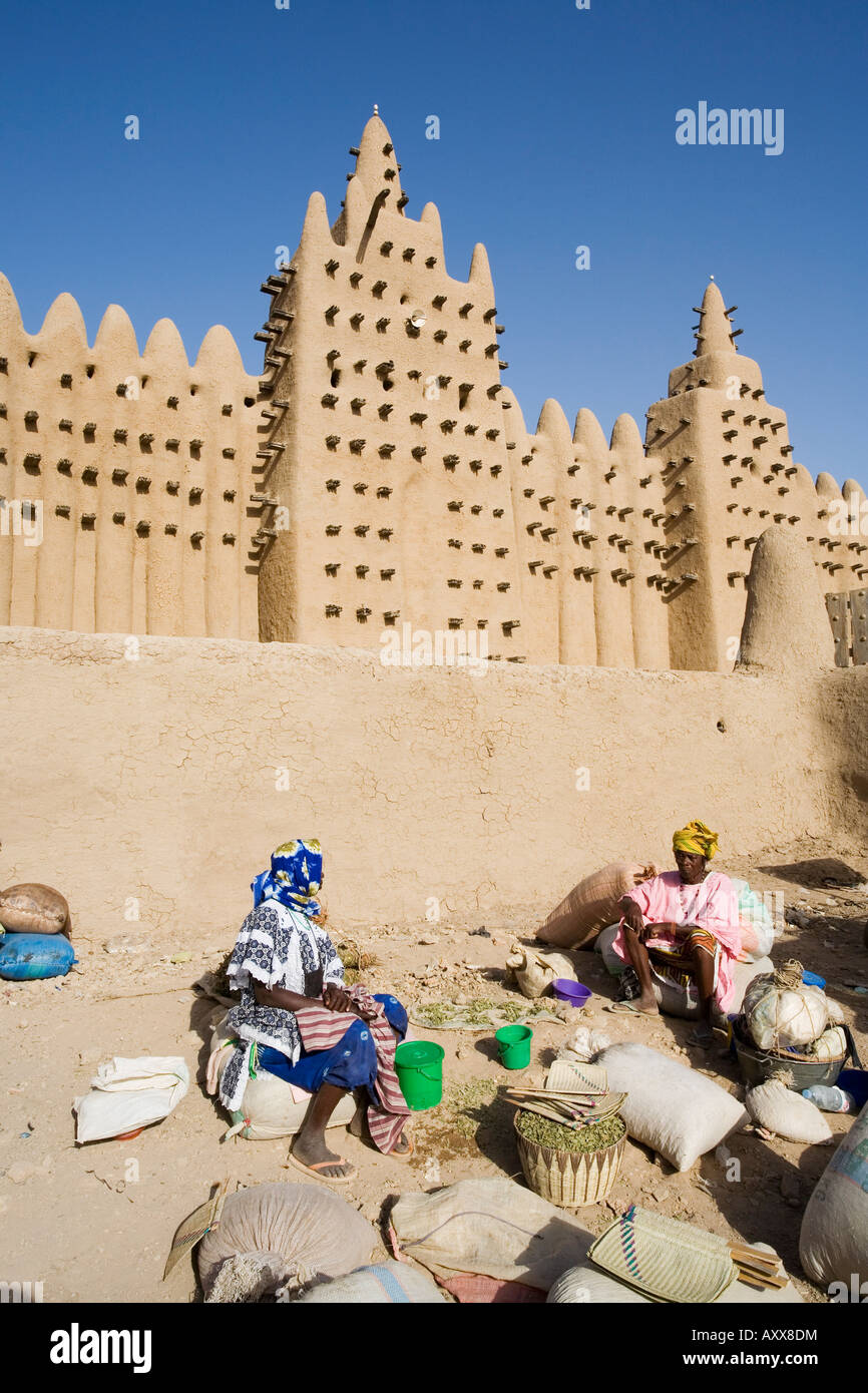 Djenne Mosque, the largest mud structure in the world, Djenne, Niger ...