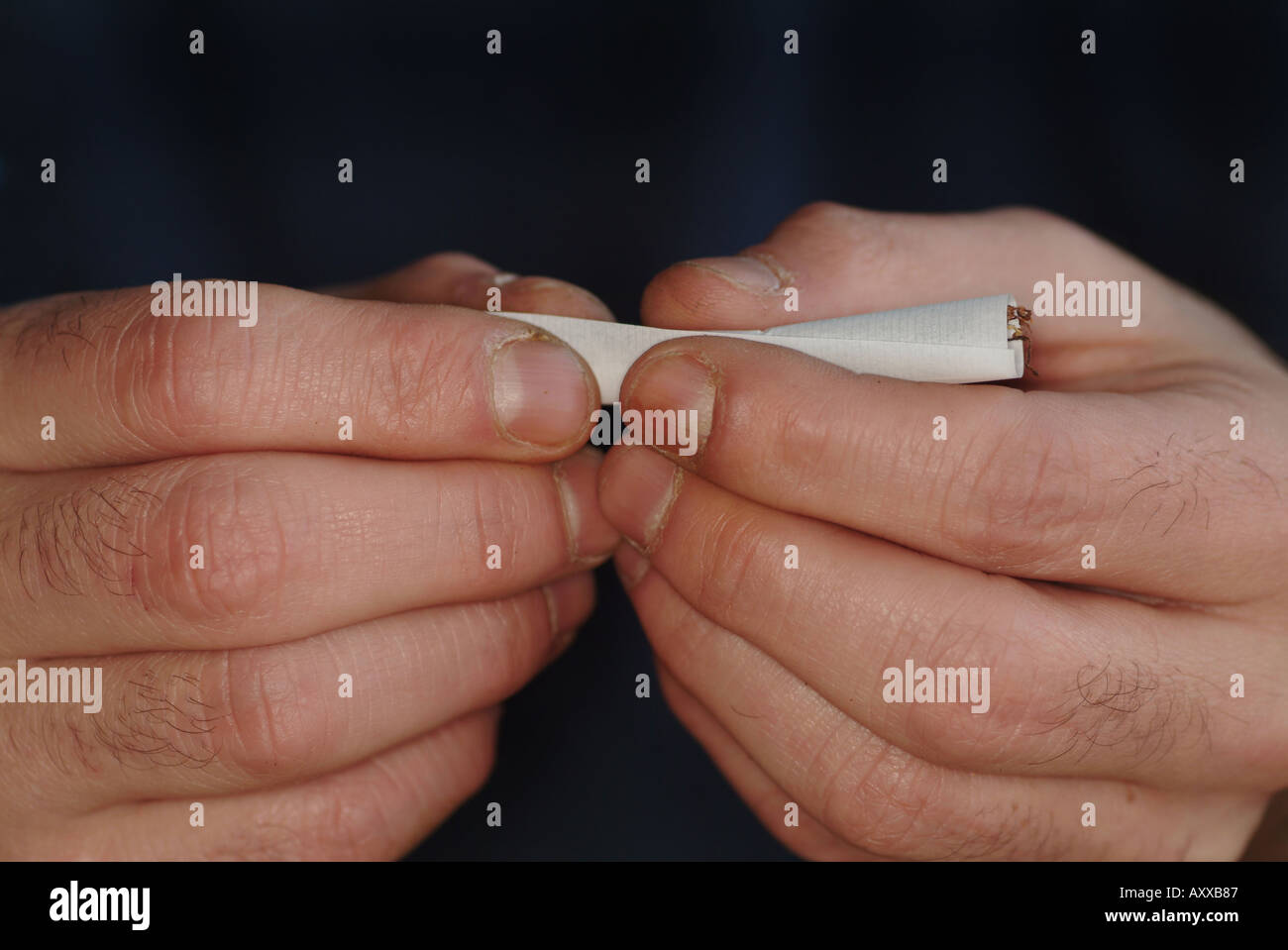 ROLLING TABACCO CANNABISE Stock Photo - Alamy