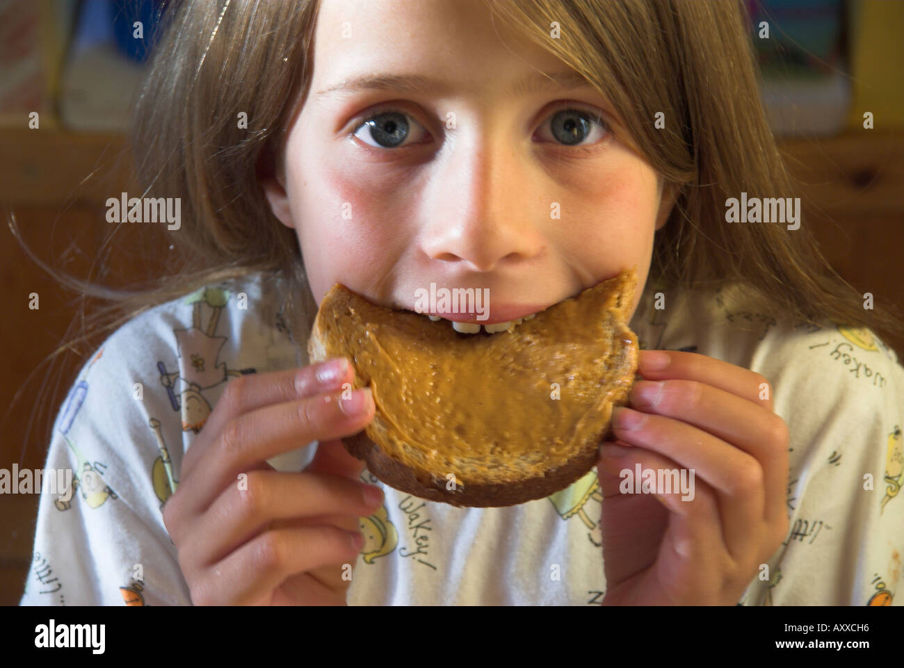 eating peanut butter on slice of bread Stock Photo - Alamy