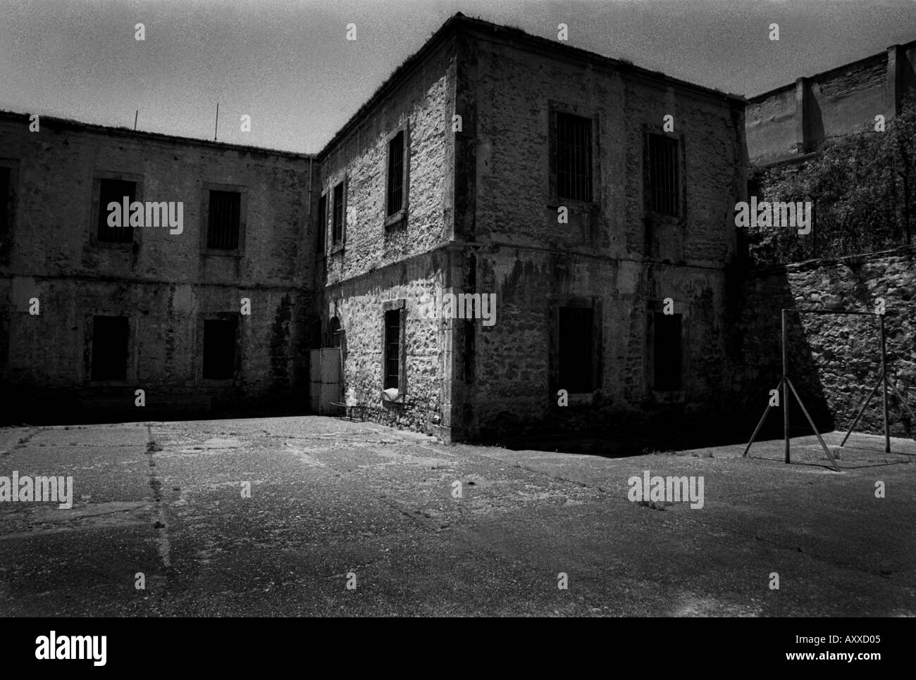 Prison courtyard hi-res stock photography and images - Alamy