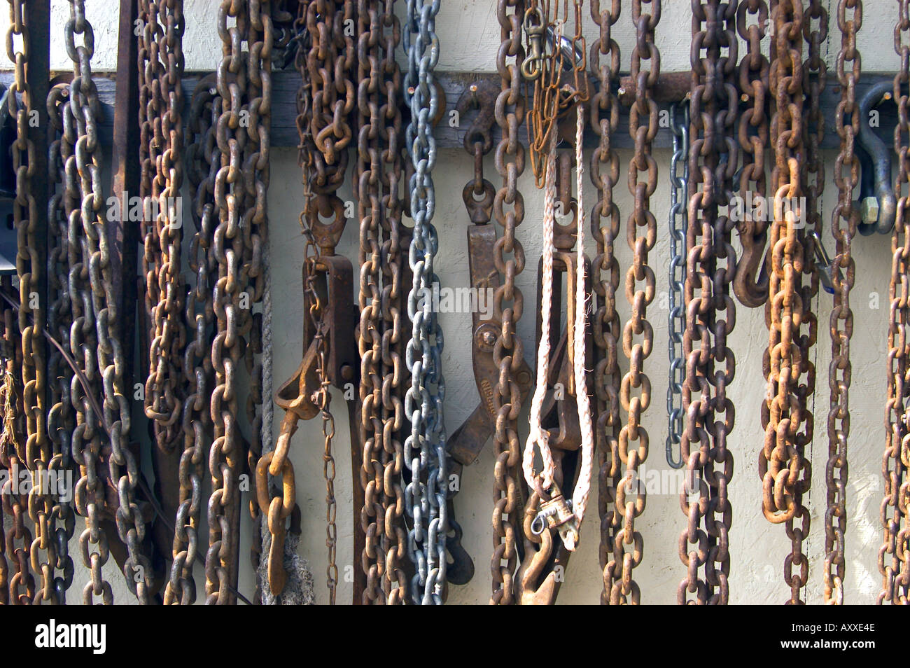 Old chains hi-res stock photography and images - Alamy