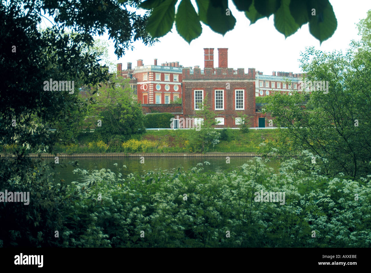River thames hampton court palace hi-res stock photography and images ...