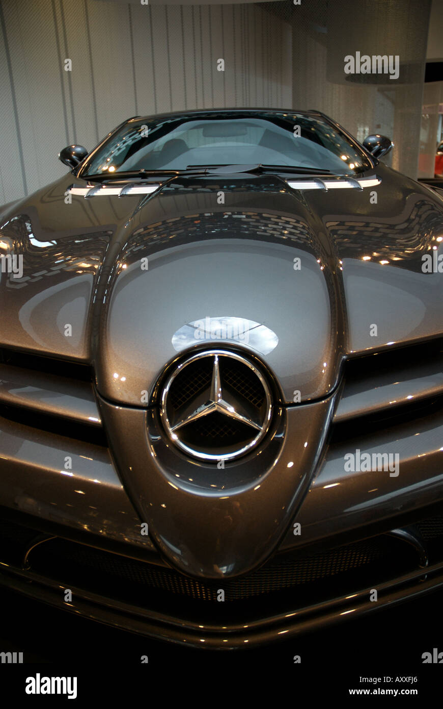 Mercedes Benz showroom Stock Photo - Alamy