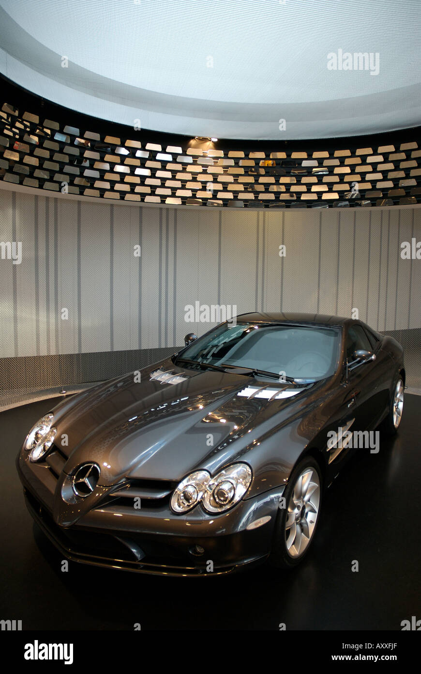 Mercedes Benz showroom Stock Photo - Alamy