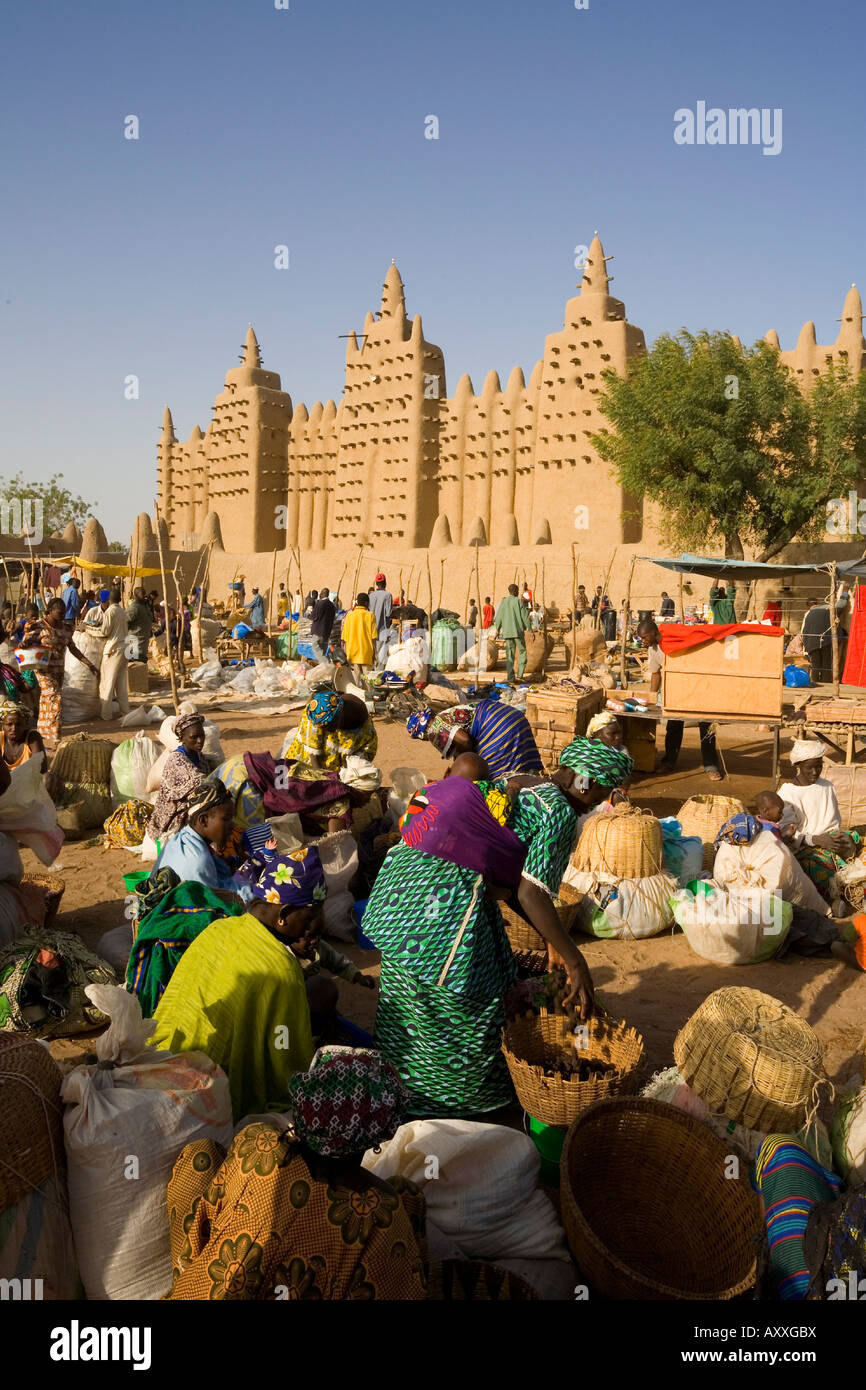 Djenne Mosque, the largest mud structure in the world, Djenne, Niger ...